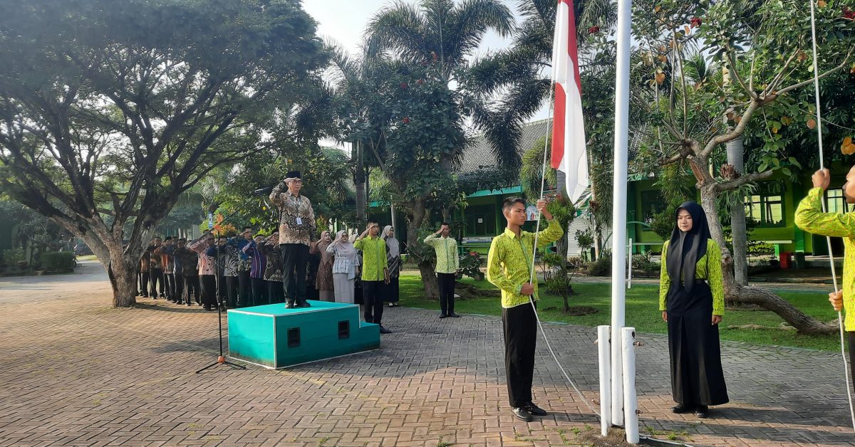 SMKN 1 Mejayan melaksanakan Upacara Hari Pendidikan Nasional 2024 | SMK N 1 Mejayan