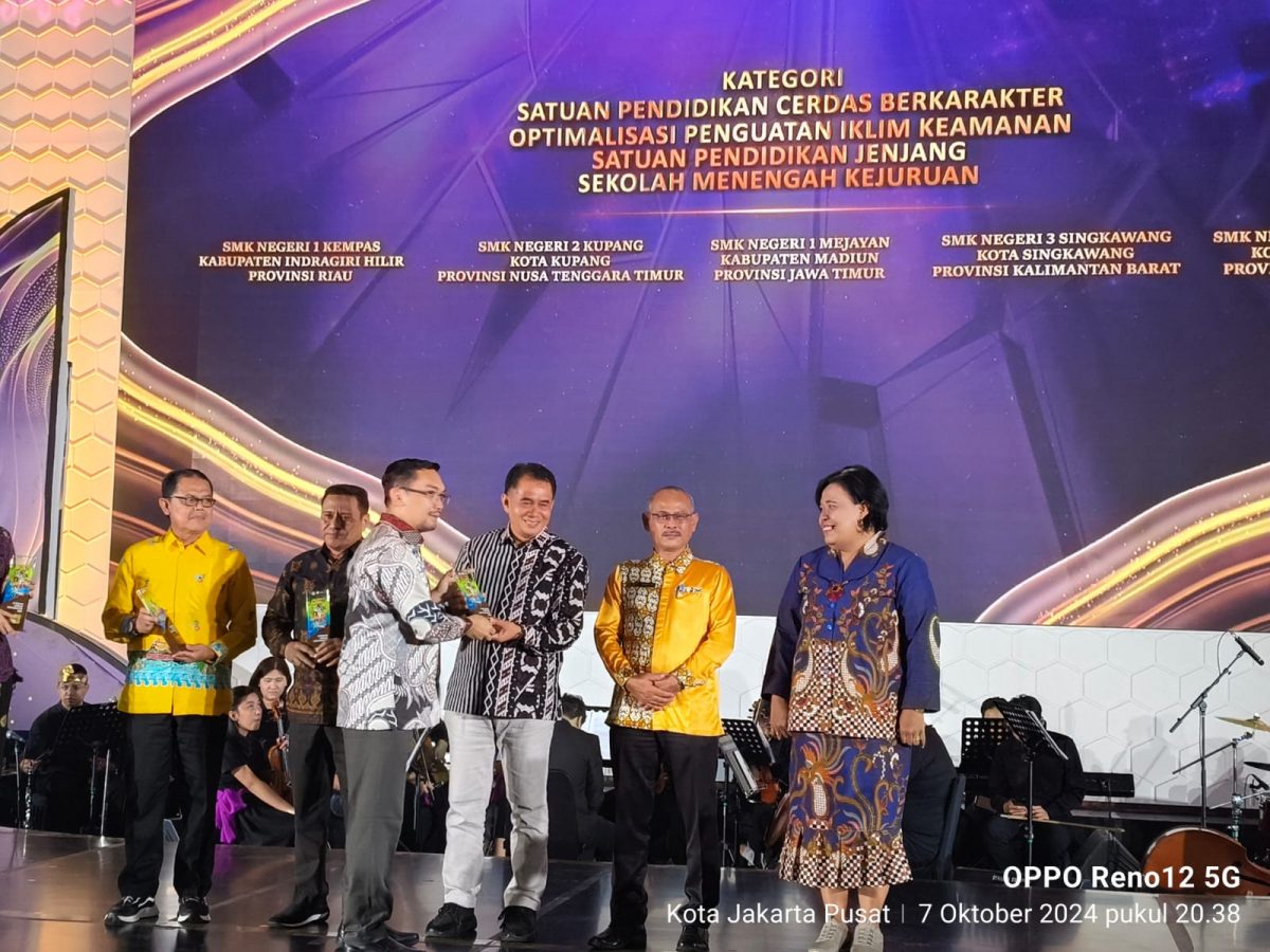 SMKN 1 Mejayan Dapat Penghargaan Kemendikbudristek Kategori Cerdas Berkarakter tahun 2024 | SMK ...