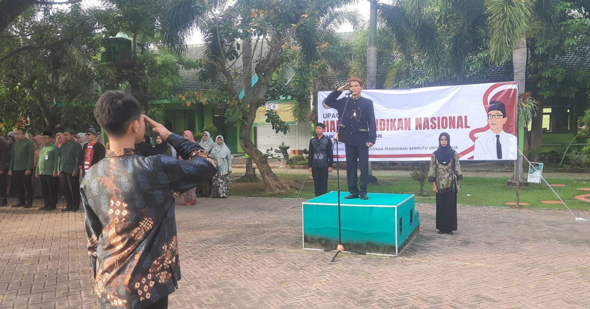 SMKN Mejayan Gelar Upacara Hari Pendidikan Nasional 2025 dan Beri Penghargaan Siswa Berprestasi ...